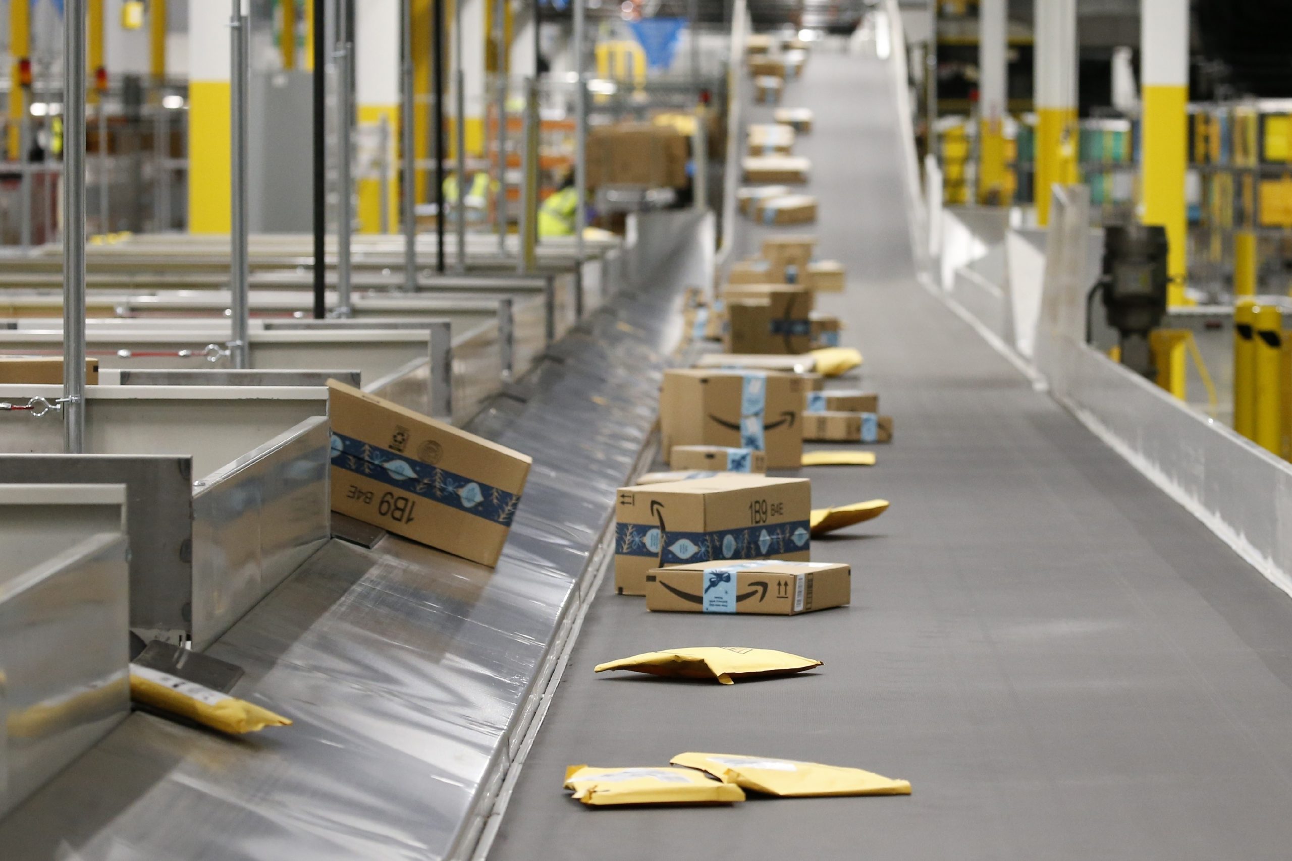 Amazon Debuts First Of It's Kind Robot, "Sparrow" ; Workers Fear They ...